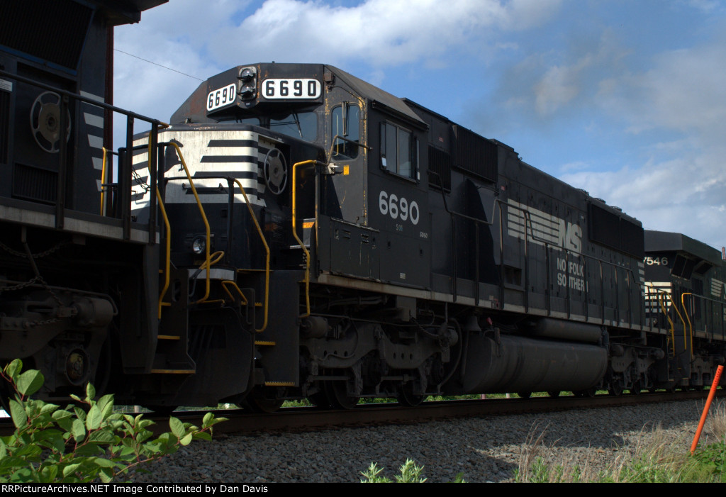 NS SD60 6690 trails as the second unit on 17G